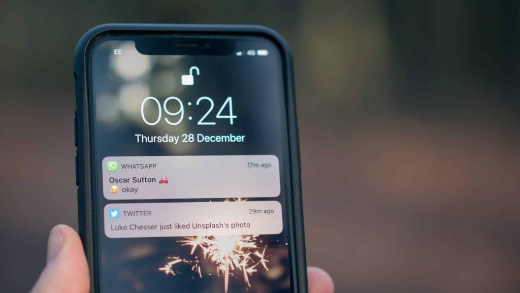 WhatsApp si colora di rosso: come funziona e come attivarlo